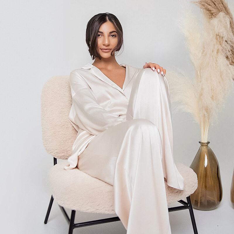 Chicret MEGAN Σατέν σετ πιτζάμας με παντελόνα και πουκαμίσα με ζώνη που δένει στη μέση - GLAMI.gr