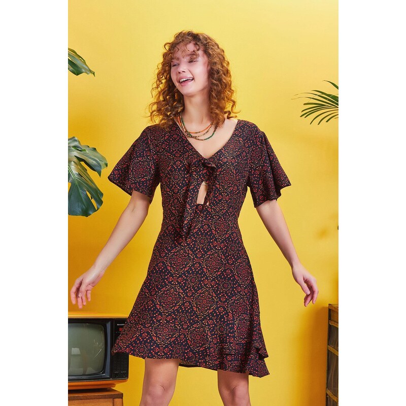 Los banditos Μίνι μποέμ φόρεμα με λεπτομέρεια παραθύρου δεμένο με λαιμόκοψη σε V - GLAMI.gr